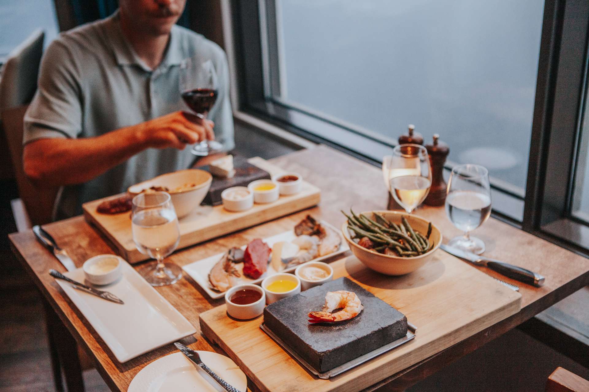 Rok Restaurant – Surf & Turf grilling - Laurentides | Esterel Resort